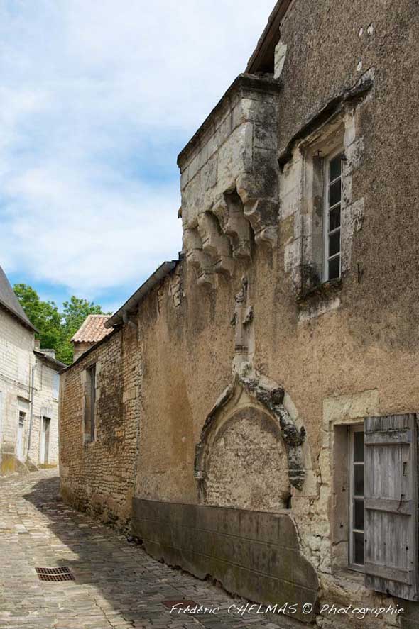 Sentier de la ville fortifiée de Mirebeau - Office de Tourisme du Haut ...